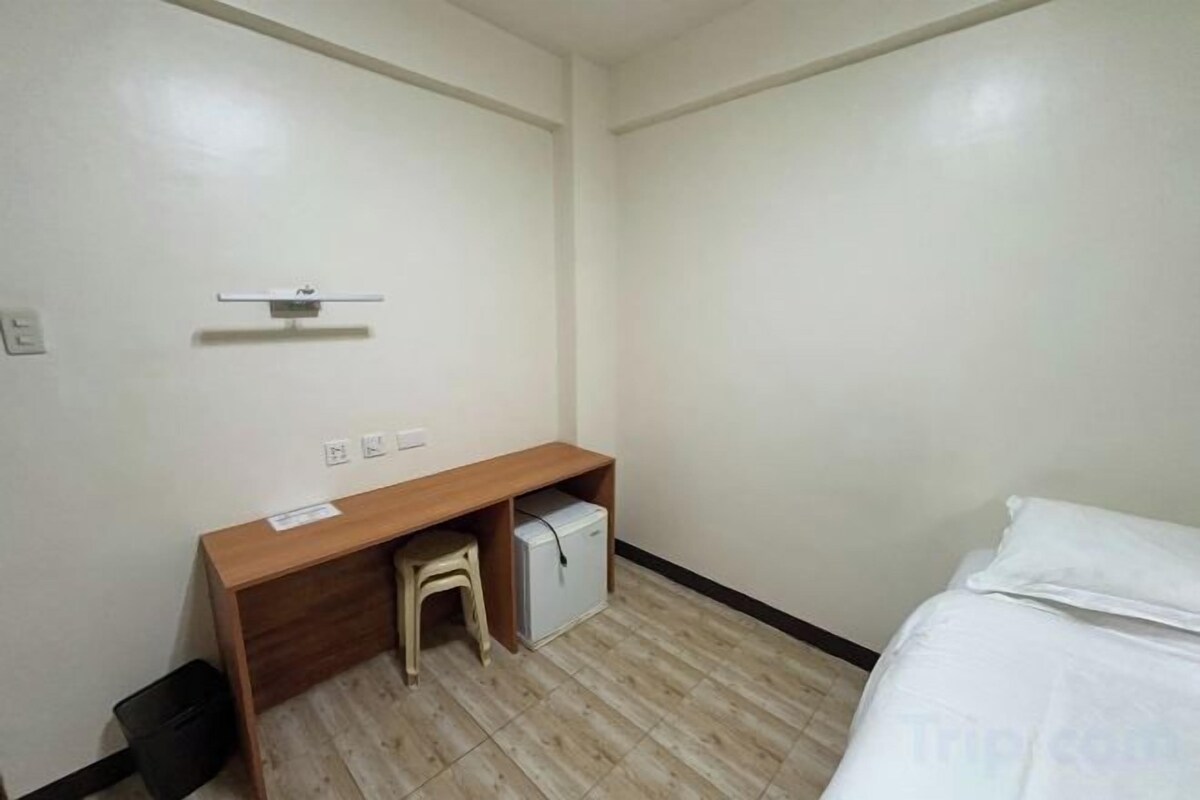 Cofres nos quartos, escrivaninha, roupa de cama