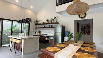 Vila, 2 quartos, acessível, piscina particular | Sala de jantar