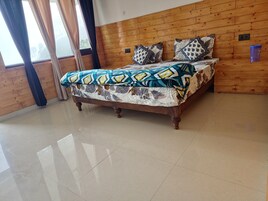 Quarto casal luxo, vista para a colina | Escrivaninha, Wi-Fi de cortesia