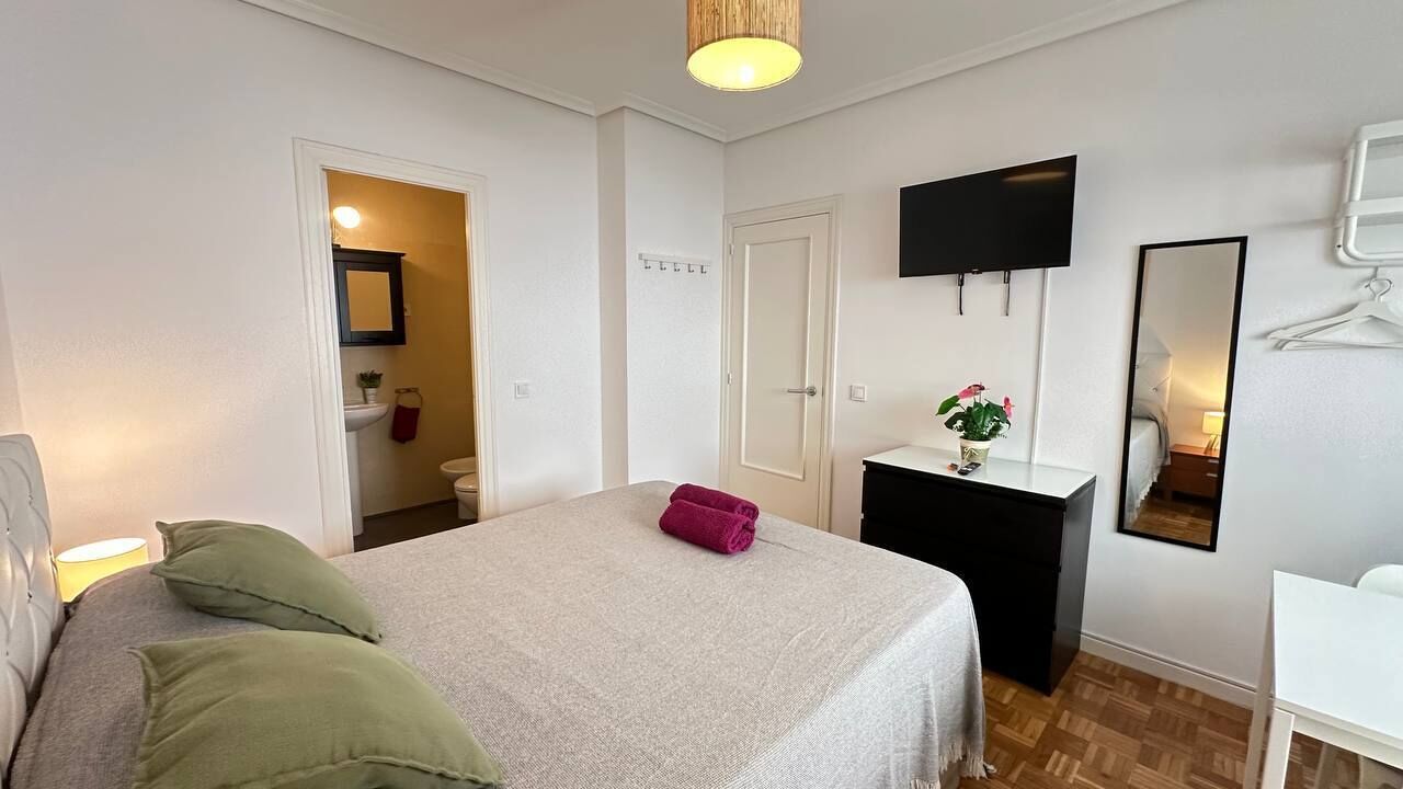 Quarto casal, banheiro privativo | Escrivaninha, ferros/tábuas de passar roupa, Wi-Fi de cortesia
