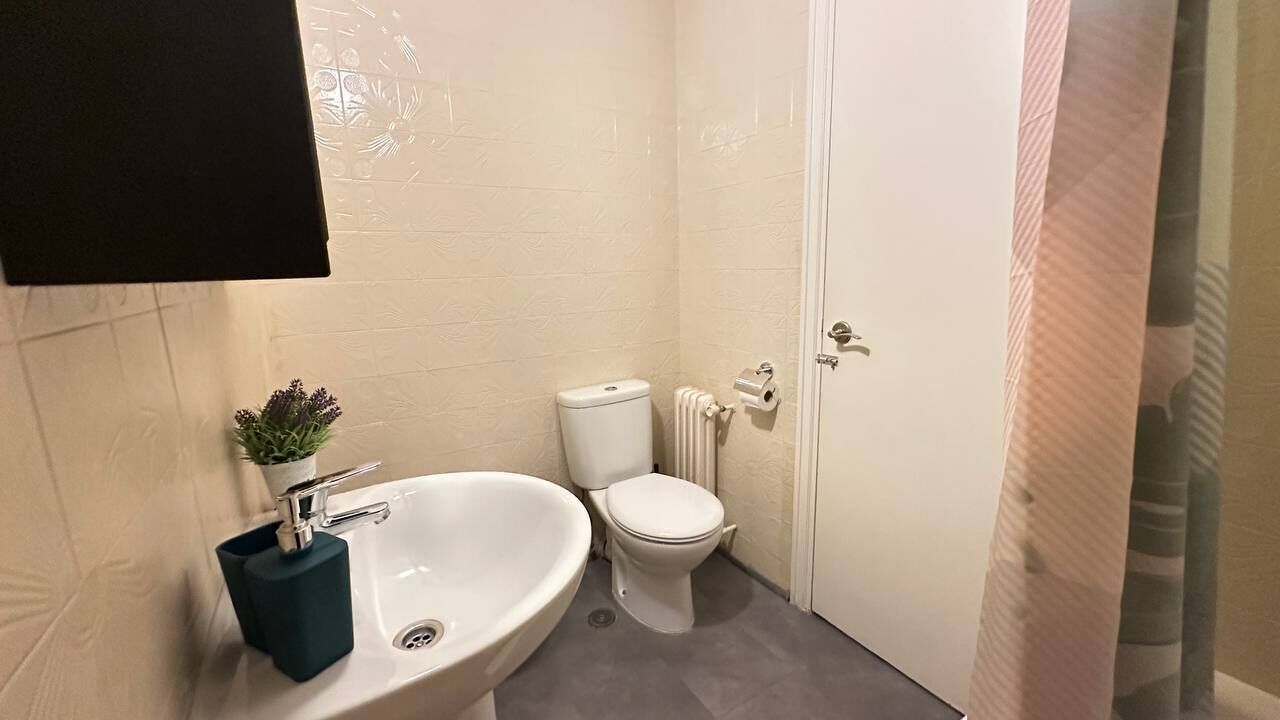 Quarto casal, banheiro privativo | Escrivaninha, ferros/tábuas de passar roupa, Wi-Fi de cortesia