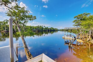 Um lago tranquilo com um cais e um barco.