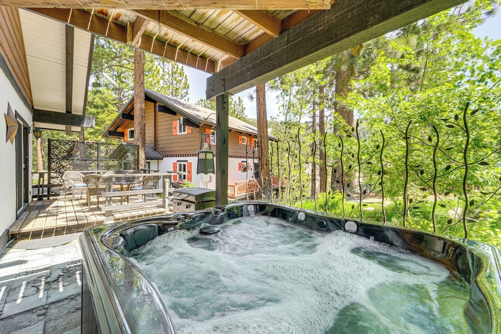 Walk To Diamond Peak: Luxe Chalet W/ Mtn-view Deck - Carson City, NV