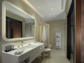 Suite con sauna, bagno turco, doccia emozionale privata e terrazza panoramica | Banheiro | Produtos de toalete de grife, secador de cabelo, roupões de banho 
