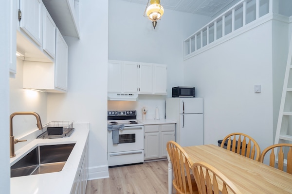 Condo, 1 quarto | Cozinha privada | Geladeira, fogão, cafeteira/chaleira