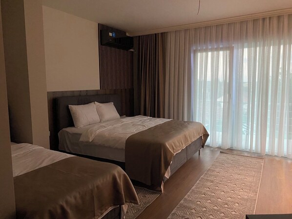 Quarto Superior, vista para a montanha | Secretária, secretária adequada para computadores portáteis 