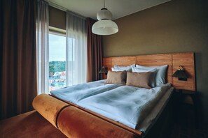 Quarto luxo | Frigobar, cortinas blackout, ferros/tábuas de passar roupa