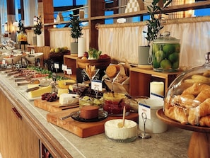 Café da manhã com buffet grátis todos os dias