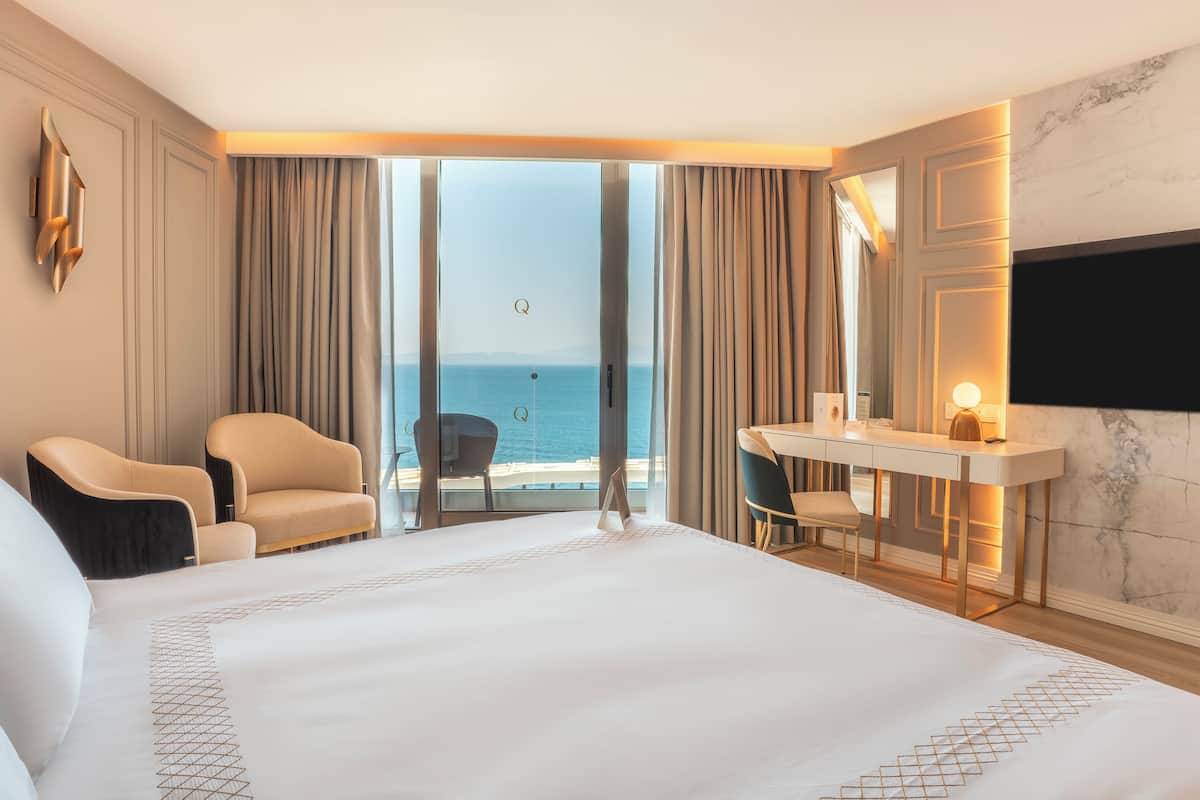 Roupa de alta qualidade, minibar, cofre com capacidade para portátil