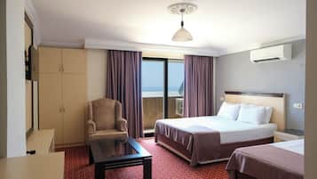 Quarto Triplo Clássico, varanda, vista para o mar | Minibar, secretária, secretária adequada para computadores portáteis