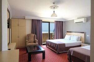 Quarto Triplo Clássico, varanda, vista para o mar | Minibar, secretária, secretária adequada para computadores portáteis 