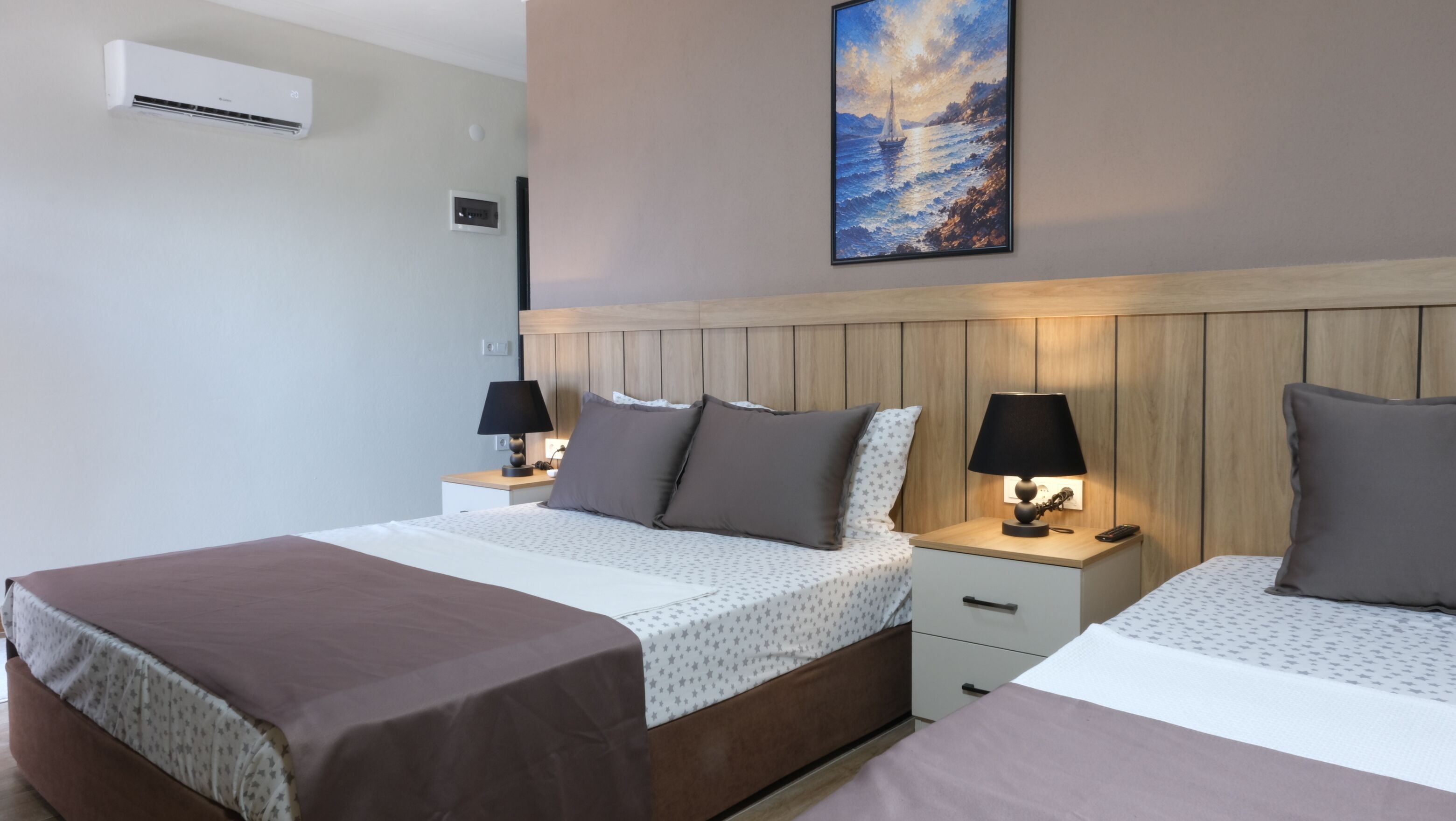 Quarto Triplo Deluxe, varanda, vista para o mar | Minibar, secretária, secretária adequada para computadores portáteis 