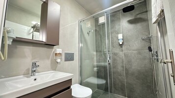 Quarto triplo luxo, sacada, vista para o mar | Banheiro | Chuveiro, secador de cabelo, chinelos, bidê