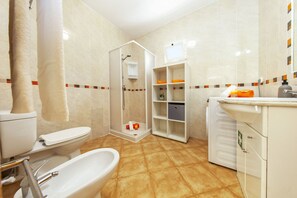 Chuveiro, toalhas de banho