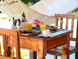 Café da manhã completo grátis todos os dias