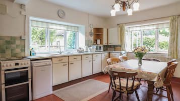 Uma máquina de lavar louça, utensílios de cozinha