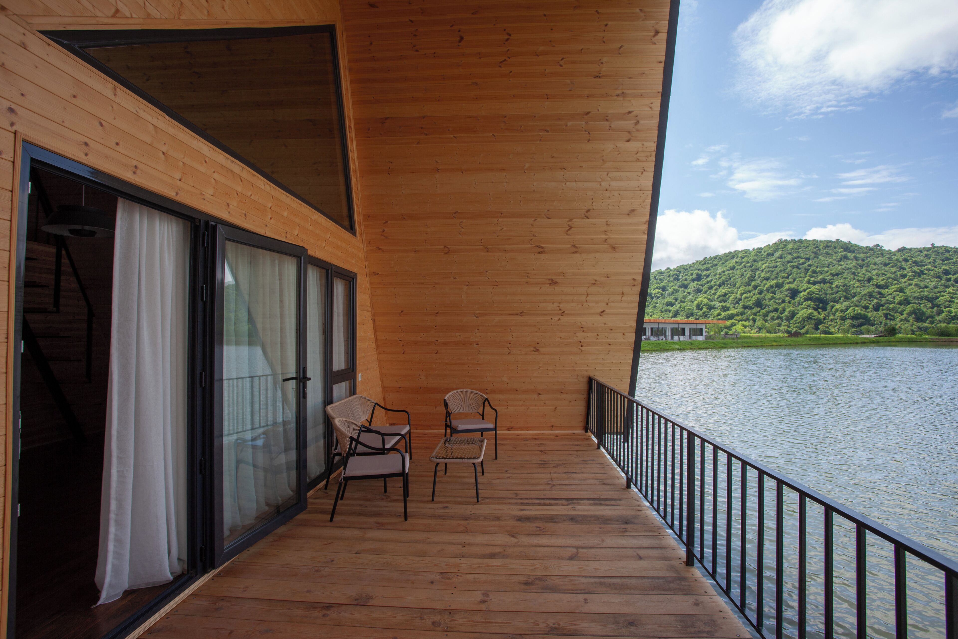 Chalé Básico, varanda, vista para o lago | Terraço/pátio interior