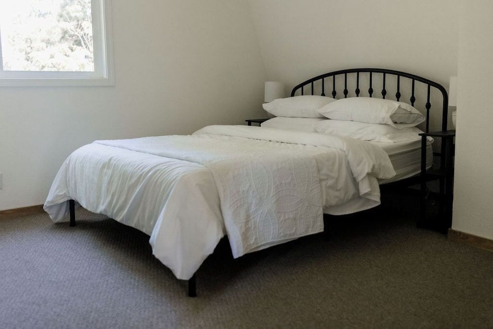 Cozy 1-bedroom apartment with WiFi, parking, and keyboard in a peaceful setting. - Gresham | Vrbo