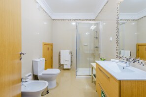 Villa, 2 quartos, fumadores, acesso à piscina | Casa de banho | Um polibã, toalhas fornecidas 