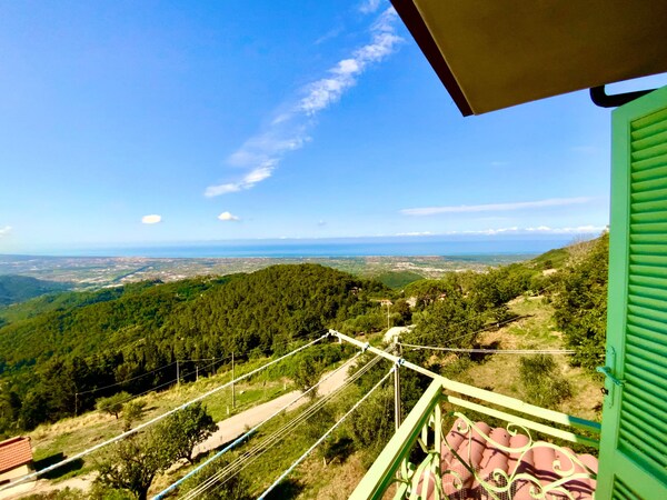 Apartment - Sleeps 5, Balcony, Wifi, Parking - Camaiore