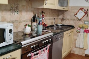Um frigorífico, um micro-ondas, um forno, uma placa de cozinha