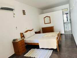 Quarto Individual Básico, varanda, vista para a praia | Minibar, Wi-fi grátis, roupa de cama fornecida 