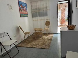 Quarto Triplo Básico, vista para o jardim | Minibar, Wi-fi grátis, roupa de cama fornecida 