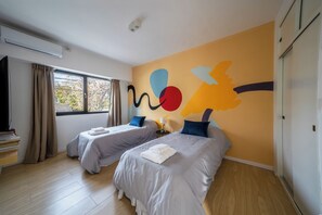 Casa | Escrivaninha, espaço de trabalho para notebook, cortinas blackout