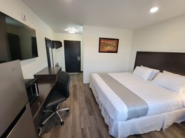Quarto solteiro econômico | Escrivaninha, espaço de trabalho para notebook, Wi-Fi de cortesia