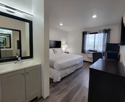 Quarto solteiro econômico | Escrivaninha, espaço de trabalho para notebook, Wi-Fi de cortesia