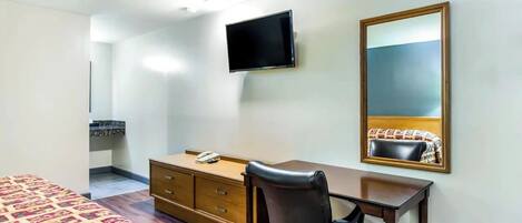 Quarto Básico, 1 cama king-size | Sala de estar | Televisor