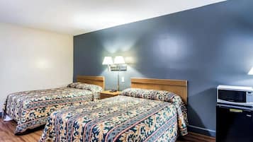 Quarto Básico, 2 camas de casal, não fumadores | Secretária, secretária adequada para computadores portáteis