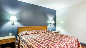 Quarto Básico, 1 cama king-size | Secretária, secretária adequada para computadores portáteis