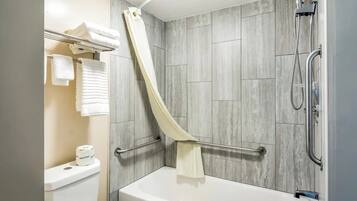 Quarto Básico, 2 camas de casal, banheira adaptada para pessoas com dificuldades motoras | Casa de banho | Uma banheira, um secador de cabelo, toalhas fornecidas, sabão