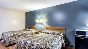 Quarto Básico, 2 camas de casal, banheira adaptada para pessoas com dificuldades motoras | Secretária, secretária adequada para computadores portáteis