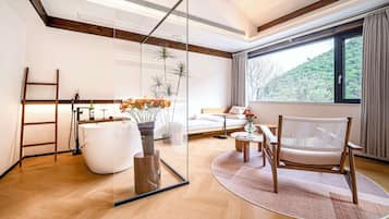 Quarto casal conforto, vista para a montanha | Escrivaninha, espaço de trabalho para notebook, Wi-Fi de cortesia