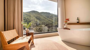 Quarto Twin Elite, vista para a montanha | Casa de banho | Artigos de higiene pessoal grátis, um secador de cabelo