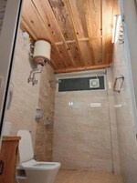 Quarto luxo | Banheiro | Chuveiro, toalhas de banho, sabonete, shampoo