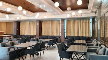 Café da manhã com buffet todos os dias (INR 250 por pessoa)