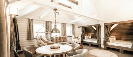 Suíte, sacada, vista para o jardim | Área de estar | TV