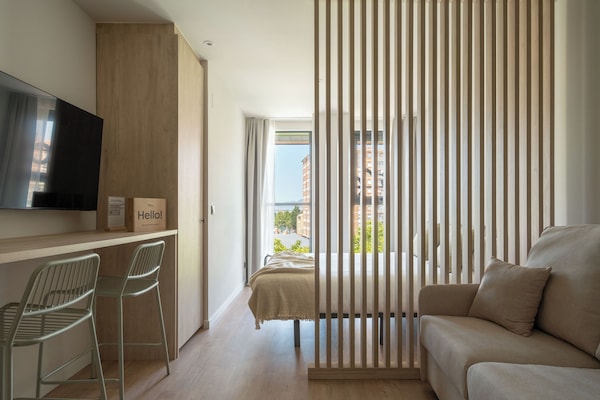 Estúdio | Sala de estar | Televisor de 50 polegadas com canais por cabo