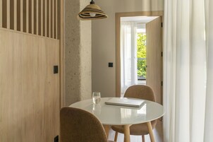 Apartamento Standard, 1 quarto, terraço | Sala de estar | Televisor de 50 polegadas com canais por cabo 