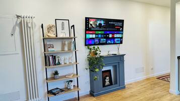 Apartamento Design, 2 quartos, varanda, vista para o pátio | Sala de estar | TV de ecrã plano