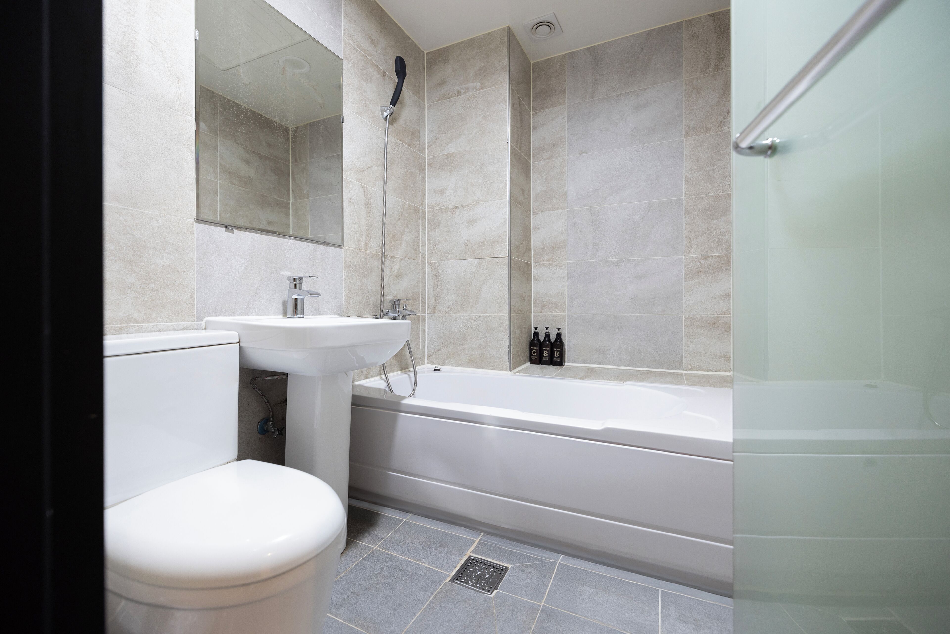 Quarto Duplo, Vista para a cidade (2PC) | Casa de banho | Um polibã, um secador de cabelo, roupões, chinelos 