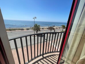 Quarto Superior, varanda, vista para a praia | Wi-fi grátis 