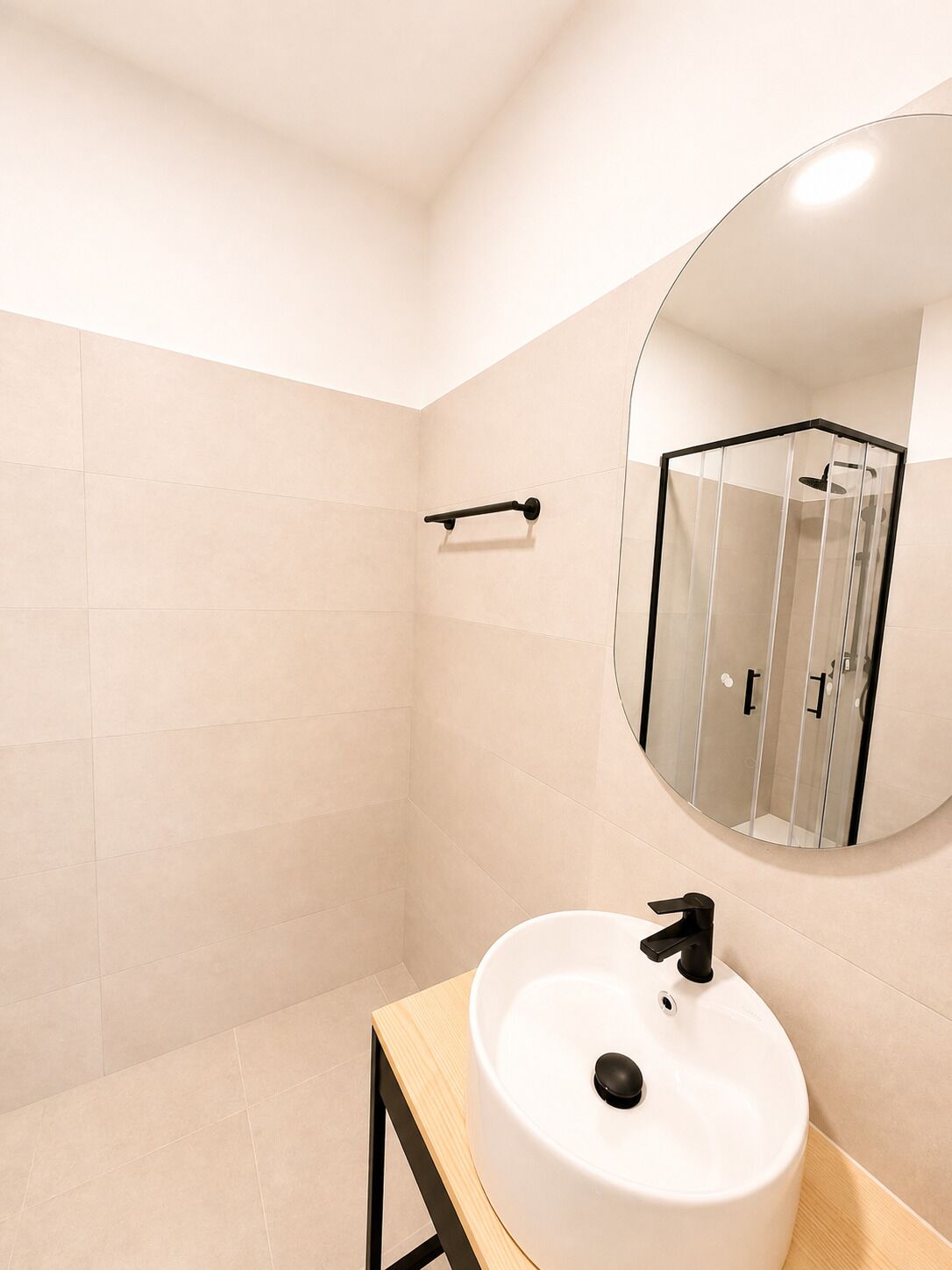 Chuveiro, toalhas de banho, sabonete, shampoo