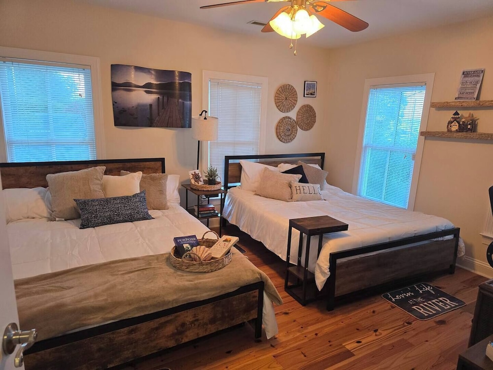 Downtown Riverside Lighthouse - New Bern | Vrbo