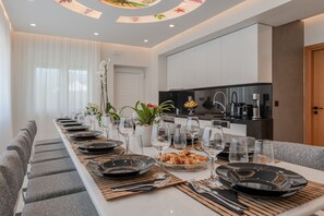 Villa, vários quartos, piscina privativa, vista para a montanha | Refeições no quarto