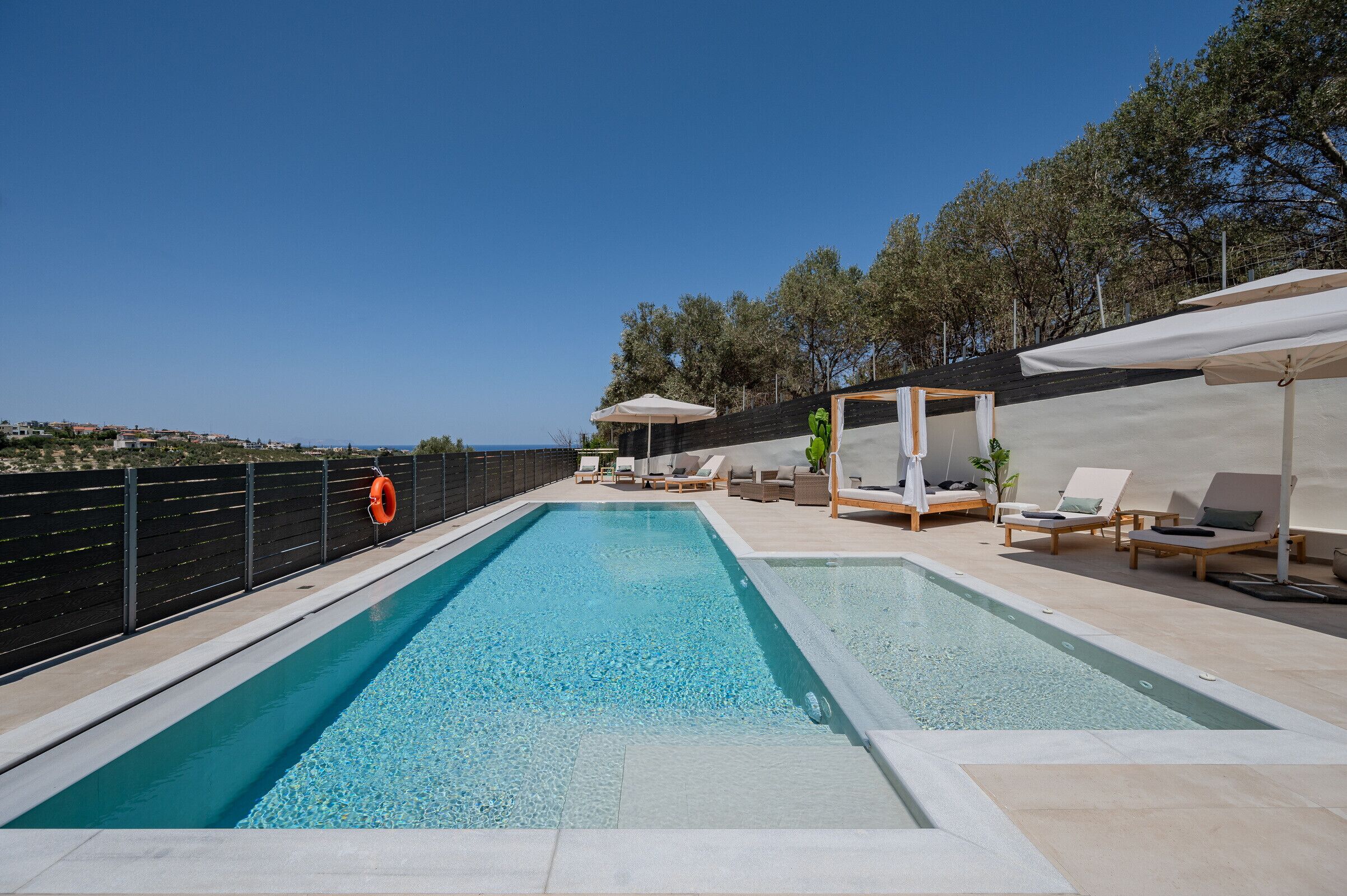 Piscina exterior, guarda-sóis, espreguiçadeiras 