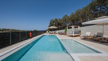 Piscina exterior, guarda-sóis, espreguiçadeiras